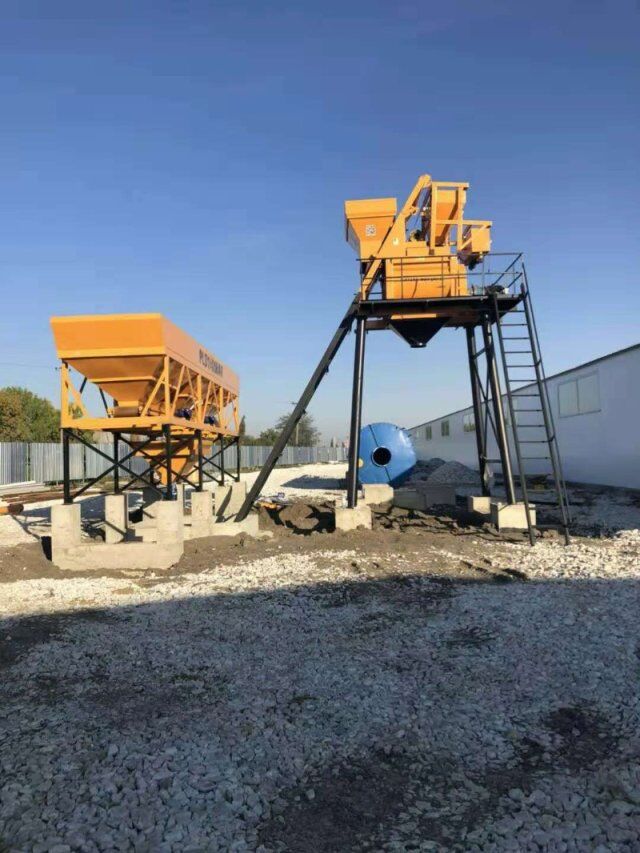 Concrete mixing plant is being installed - Truseen Machinery